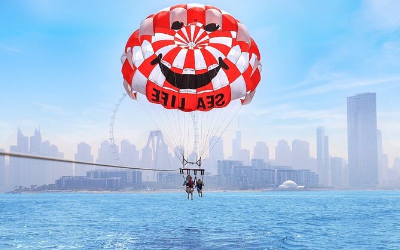 How Dubai’s Skyline Looks Different During Parasailing in Summer vs. Winter